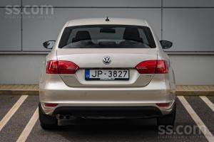 Yellow Volkswagen Jetta 2014 in Riga, with an engine capacity of 1.40 L and mileage of 97 thousand km for 5950 €, photo 6 on AUTOMOTO.COM.LV