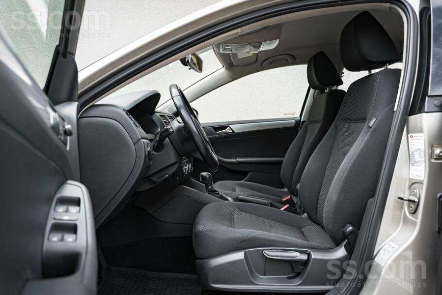 Yellow Volkswagen Jetta 2014 in Riga, with an engine capacity of 1.40 L and mileage of 97 thousand km for 5950 €, photo 10 on AUTOMOTO.COM.LV