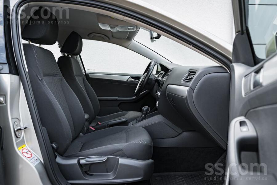 Yellow Volkswagen Jetta 2014 in Riga, with an engine capacity of 1.40 L and mileage of 97 thousand km for 5950 €, photo 11 on AUTOMOTO.COM.LV