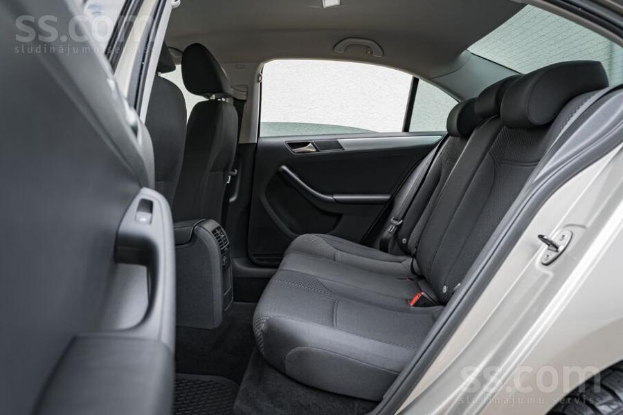 Yellow Volkswagen Jetta 2014 in Riga, with an engine capacity of 1.40 L and mileage of 97 thousand km for 5950 €, photo 12 on AUTOMOTO.COM.LV