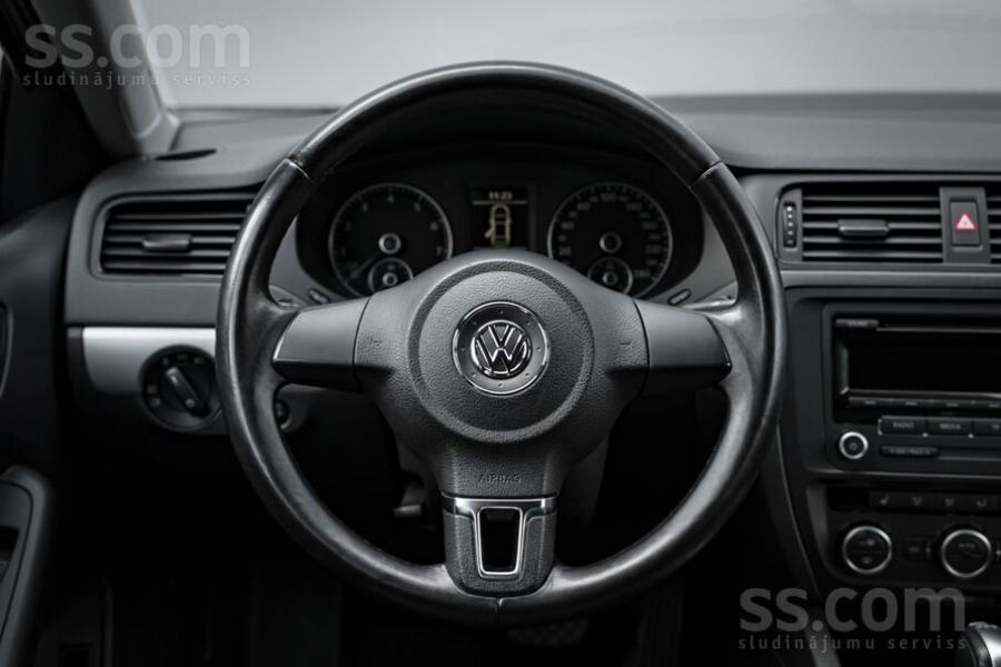 Yellow Volkswagen Jetta 2014 in Riga, with an engine capacity of 1.40 L and mileage of 97 thousand km for 5950 €, photo 17 on AUTOMOTO.COM.LV