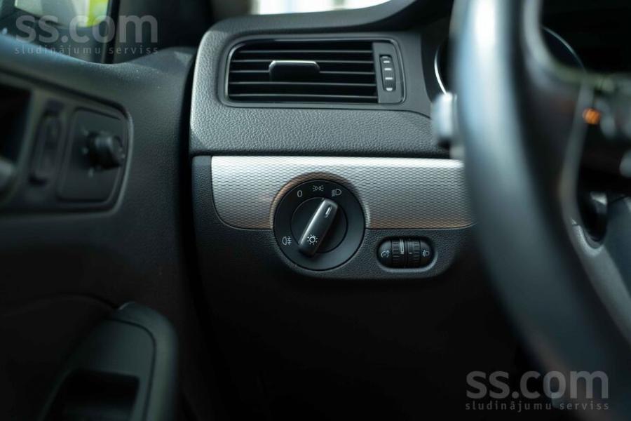 Dzeltens Volkswagen Jetta 2015 Rīga, ar dzinēja tilpumu 1.40 L un nobraukumu 238 tūkst. km par 5900 €, foto 11 vietnē AUTOMOTO.COM.LV