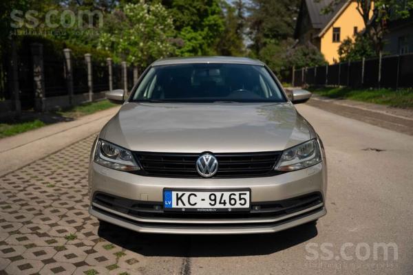 Yellow Volkswagen Jetta 2015 in Riga, with an engine capacity of 1.40 L and mileage of 238 thousand km for 5900 €, photo 1 on AUTOMOTO.COM.LV