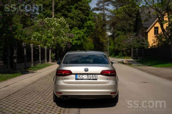 Yellow Volkswagen Jetta 2015 in Riga, with an engine capacity of 1.40 L and mileage of 238 thousand km for 5900 €, photo 3 on AUTOMOTO.COM.LV