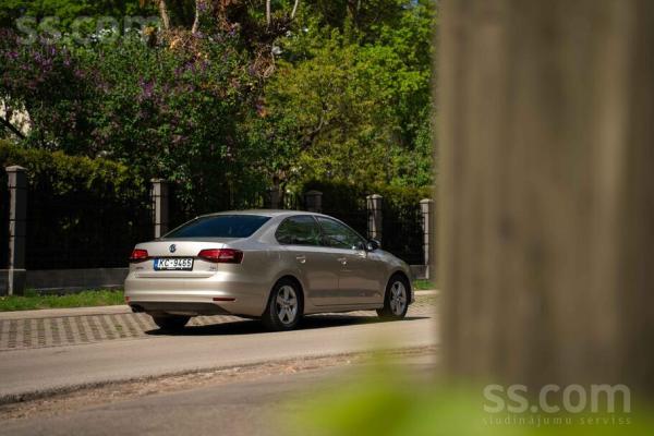 Yellow Volkswagen Jetta 2015 in Riga, with an engine capacity of 1.40 L and mileage of 238 thousand km for 5900 €, photo 6 on AUTOMOTO.COM.LV
