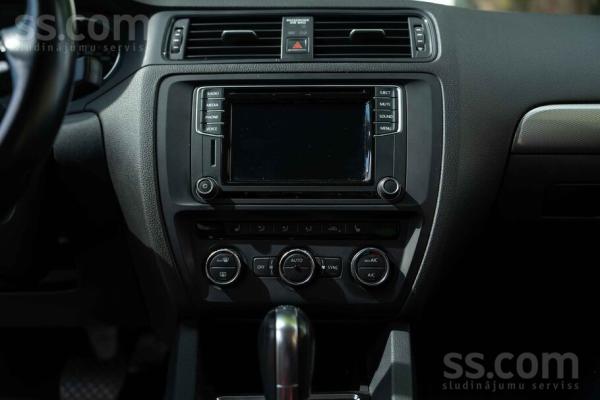 Yellow Volkswagen Jetta 2015 in Riga, with an engine capacity of 1.40 L and mileage of 238 thousand km for 5900 €, photo 9 on AUTOMOTO.COM.LV