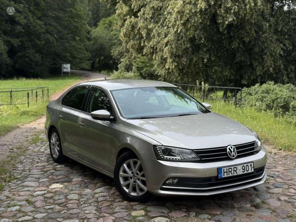Yellow Volkswagen Jetta 2015 in Alytus, with an engine capacity of 1.97 L and mileage of 255 thousand km for 6499 €, photo 2 on AUTOMOTO.COM.LV