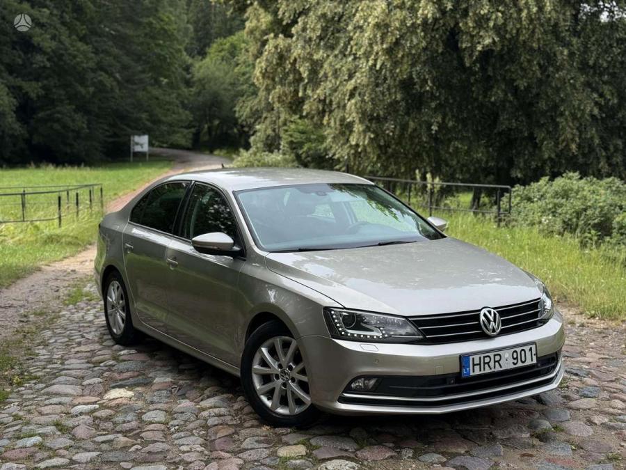 Yellow Volkswagen Jetta 2015 in Alytus, with an engine capacity of 1.97 L and mileage of 255 thousand km for 6499 €, photo 3 on AUTOMOTO.COM.LV