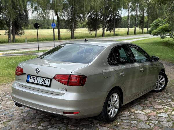 Yellow Volkswagen Jetta 2015 in Alytus, with an engine capacity of 1.97 L and mileage of 255 thousand km for 6499 €, photo 3 on AUTOMOTO.COM.LV