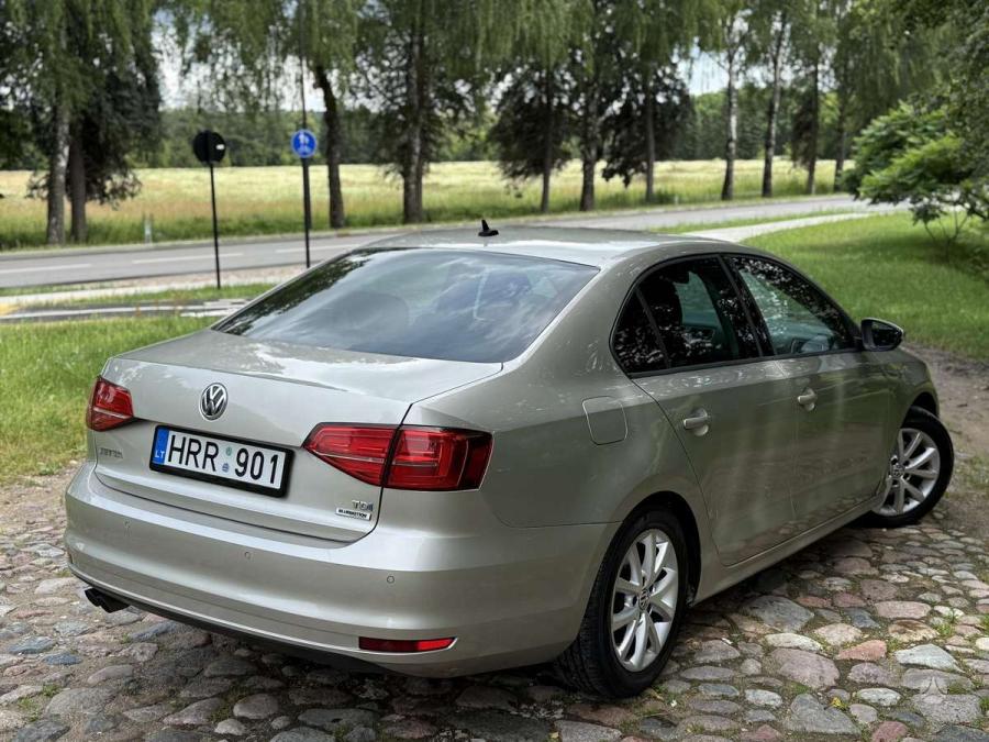 Yellow Volkswagen Jetta 2015 in Alytus, with an engine capacity of 1.97 L and mileage of 255 thousand km for 6499 €, photo 4 on AUTOMOTO.COM.LV