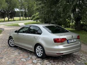 Yellow Volkswagen Jetta 2015 in Alytus, with an engine capacity of 1.97 L and mileage of 255 thousand km for 6499 €, photo 5 on AUTOMOTO.COM.LV