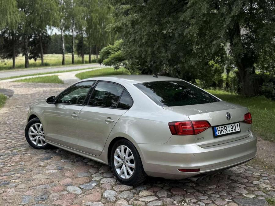 Yellow Volkswagen Jetta 2015 in Alytus, with an engine capacity of 1.97 L and mileage of 255 thousand km for 6499 €, photo 5 on AUTOMOTO.COM.LV
