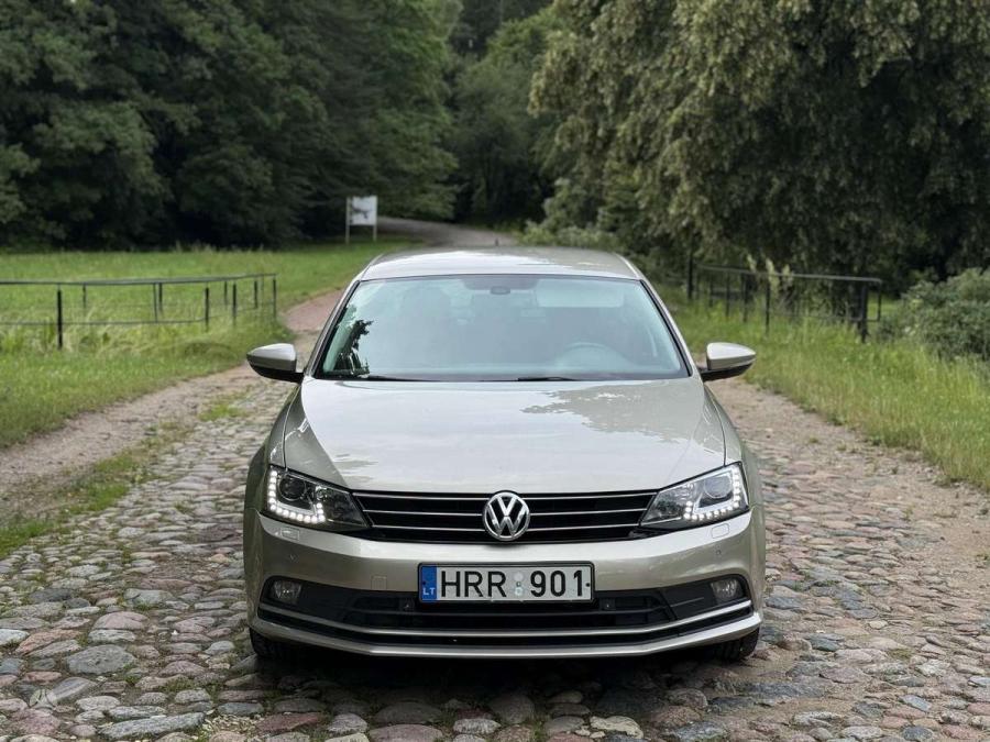 Yellow Volkswagen Jetta 2015 in Alytus, with an engine capacity of 1.97 L and mileage of 255 thousand km for 6499 €, photo 6 on AUTOMOTO.COM.LV