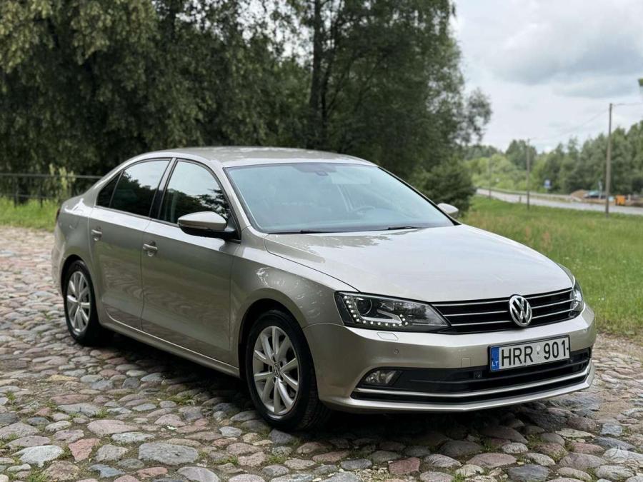 Yellow Volkswagen Jetta 2015 in Alytus, with an engine capacity of 1.97 L and mileage of 255 thousand km for 6499 €, photo 7 on AUTOMOTO.COM.LV