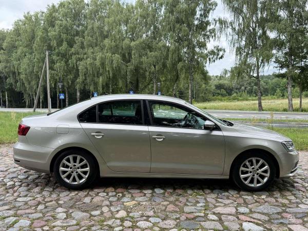 Yellow Volkswagen Jetta 2015 in Alytus, with an engine capacity of 1.97 L and mileage of 255 thousand km for 6499 €, photo 7 on AUTOMOTO.COM.LV