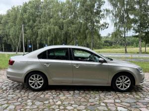 Yellow Volkswagen Jetta 2015 in Alytus, with an engine capacity of 1.97 L and mileage of 255 thousand km for 6499 €, photo 8 on AUTOMOTO.COM.LV