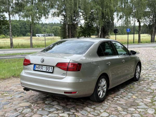Yellow Volkswagen Jetta 2015 in Alytus, with an engine capacity of 1.97 L and mileage of 255 thousand km for 6499 €, photo 8 on AUTOMOTO.COM.LV