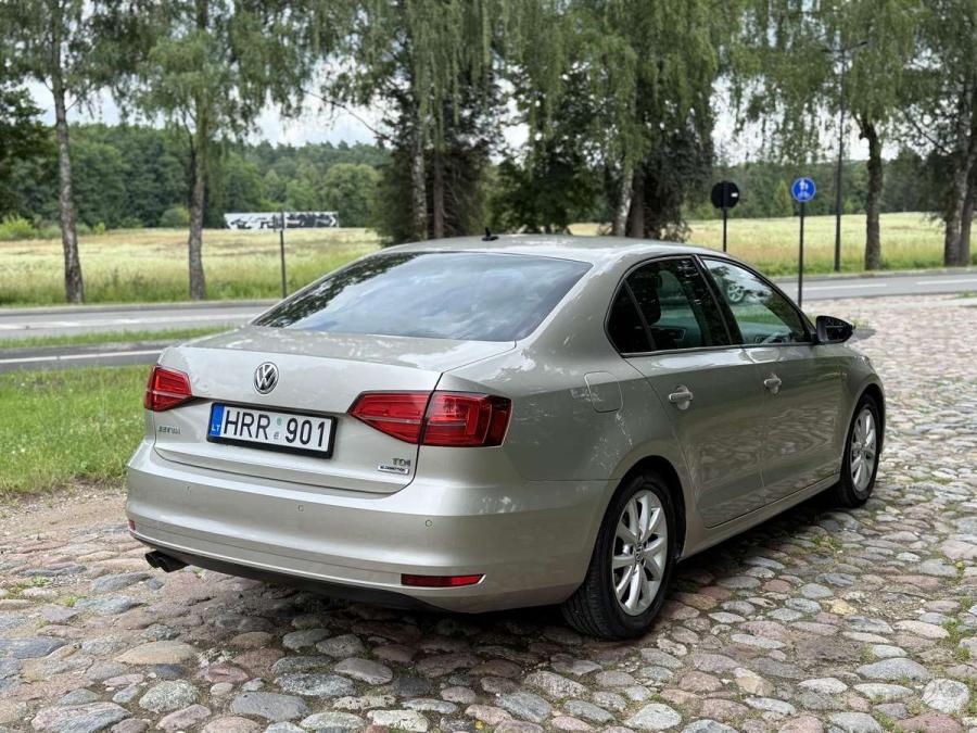 Yellow Volkswagen Jetta 2015 in Alytus, with an engine capacity of 1.97 L and mileage of 255 thousand km for 6499 €, photo 9 on AUTOMOTO.COM.LV