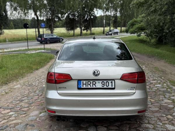 Yellow Volkswagen Jetta 2015 in Alytus, with an engine capacity of 1.97 L and mileage of 255 thousand km for 6499 €, photo 9 on AUTOMOTO.COM.LV