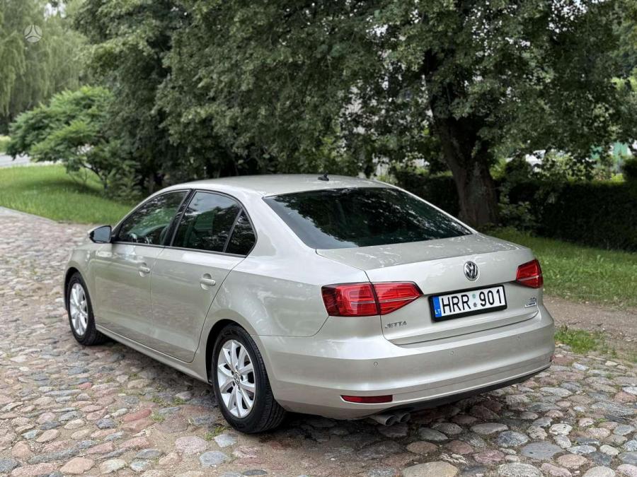 Yellow Volkswagen Jetta 2015 in Alytus, with an engine capacity of 1.97 L and mileage of 255 thousand km for 6499 €, photo 11 on AUTOMOTO.COM.LV