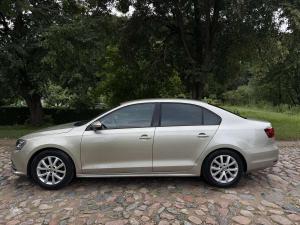 Yellow Volkswagen Jetta 2015 in Alytus, with an engine capacity of 1.97 L and mileage of 255 thousand km for 6499 €, photo 12 on AUTOMOTO.COM.LV