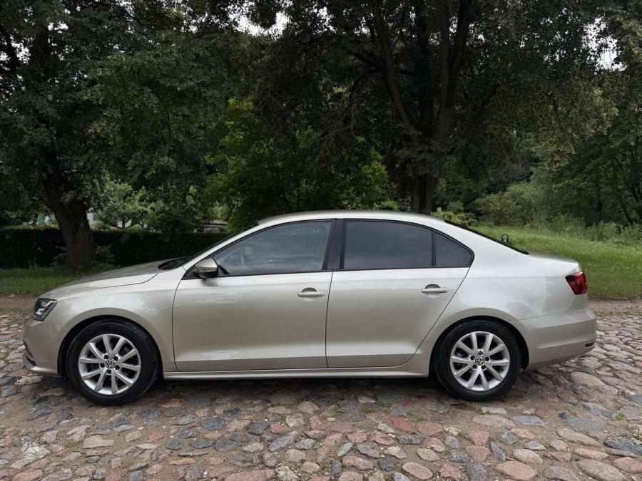 Yellow Volkswagen Jetta 2015 in Alytus, with an engine capacity of 1.97 L and mileage of 255 thousand km for 6499 €, photo 12 on AUTOMOTO.COM.LV