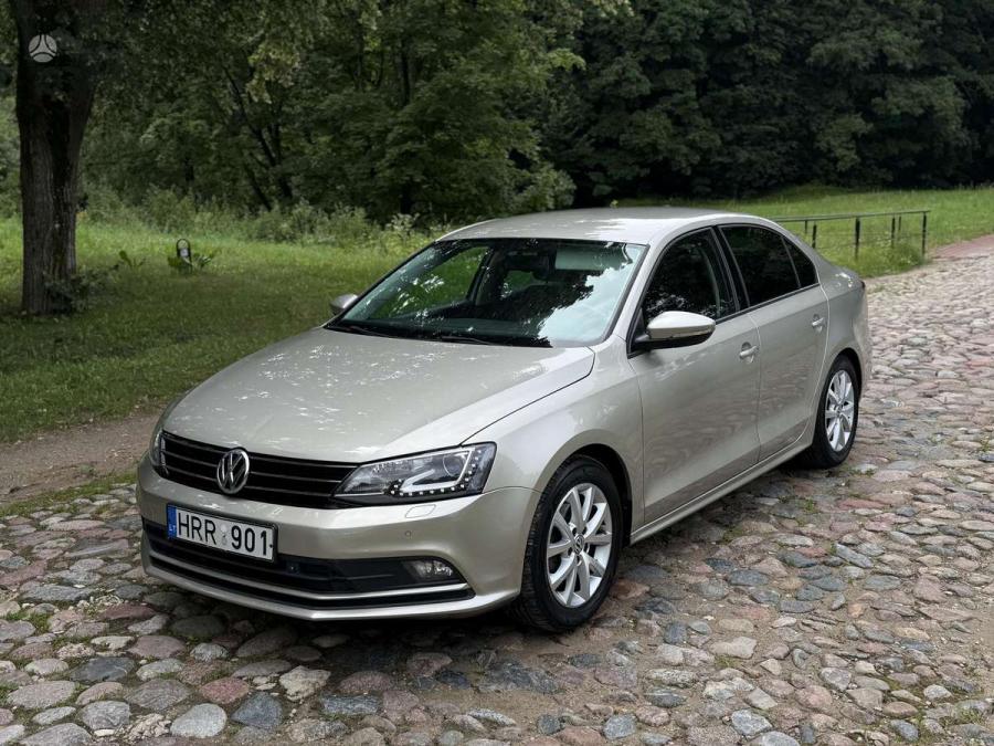 Yellow Volkswagen Jetta 2015 in Alytus, with an engine capacity of 1.97 L and mileage of 255 thousand km for 6499 €, photo 13 on AUTOMOTO.COM.LV