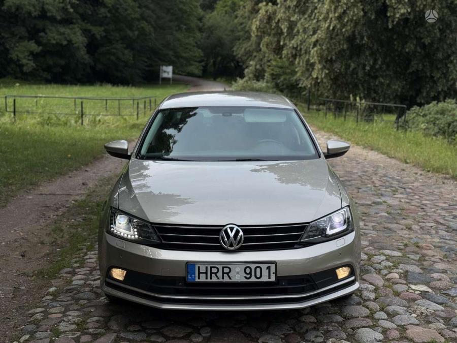 Yellow Volkswagen Jetta 2015 in Alytus, with an engine capacity of 1.97 L and mileage of 255 thousand km for 6499 €, photo 14 on AUTOMOTO.COM.LV