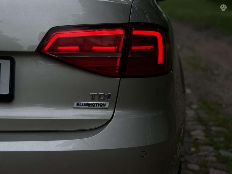 Yellow Volkswagen Jetta 2015 in Alytus, with an engine capacity of 1.97 L and mileage of 255 thousand km for 6499 €, photo 15 on AUTOMOTO.COM.LV
