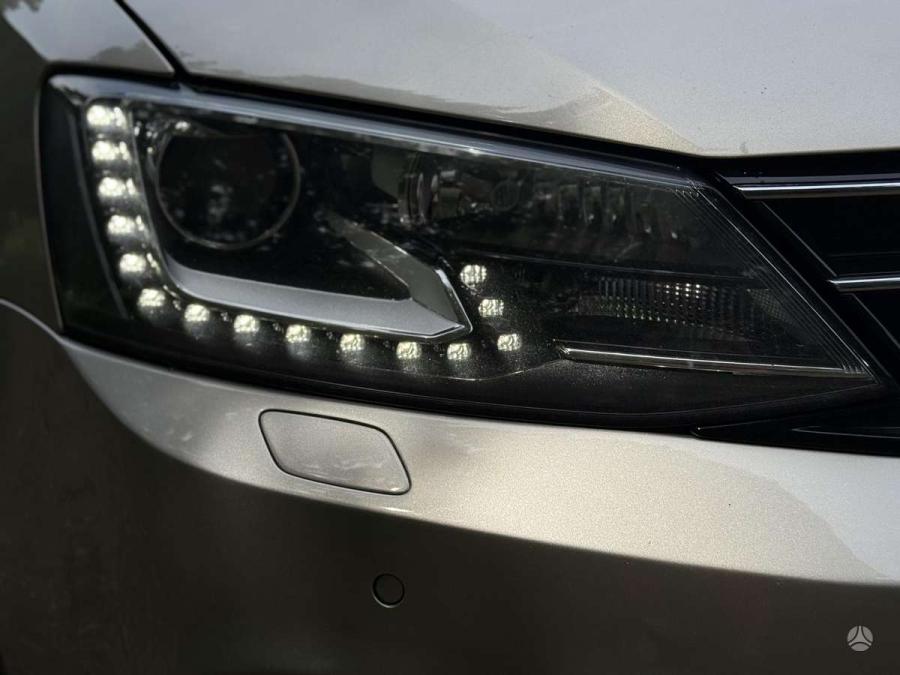 Yellow Volkswagen Jetta 2015 in Alytus, with an engine capacity of 1.97 L and mileage of 255 thousand km for 6499 €, photo 17 on AUTOMOTO.COM.LV