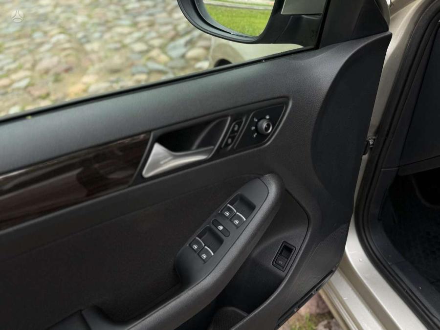 Yellow Volkswagen Jetta 2015 in Alytus, with an engine capacity of 1.97 L and mileage of 255 thousand km for 6499 €, photo 21 on AUTOMOTO.COM.LV