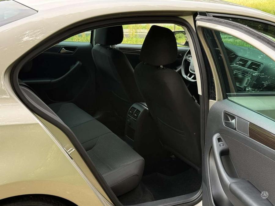 Yellow Volkswagen Jetta 2015 in Alytus, with an engine capacity of 1.97 L and mileage of 255 thousand km for 6499 €, photo 24 on AUTOMOTO.COM.LV