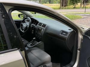 Yellow Volkswagen Jetta 2015 in Alytus, with an engine capacity of 1.97 L and mileage of 255 thousand km for 6499 €, photo 26 on AUTOMOTO.COM.LV