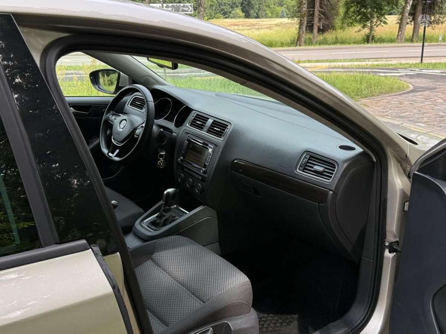 Yellow Volkswagen Jetta 2015 in Alytus, with an engine capacity of 1.97 L and mileage of 255 thousand km for 6499 €, photo 26 on AUTOMOTO.COM.LV