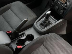 Yellow Volkswagen Jetta 2015 in Alytus, with an engine capacity of 1.97 L and mileage of 255 thousand km for 6499 €, photo 29 on AUTOMOTO.COM.LV