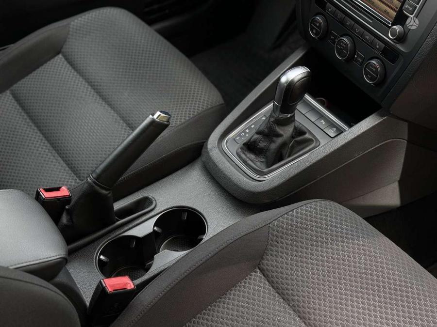 Yellow Volkswagen Jetta 2015 in Alytus, with an engine capacity of 1.97 L and mileage of 255 thousand km for 6499 €, photo 29 on AUTOMOTO.COM.LV