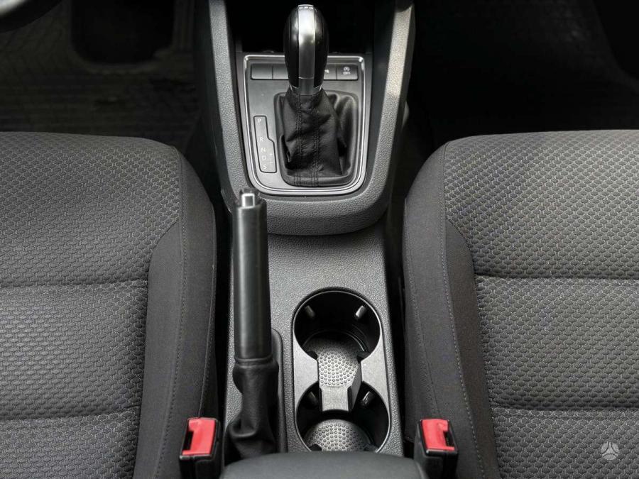 Yellow Volkswagen Jetta 2015 in Alytus, with an engine capacity of 1.97 L and mileage of 255 thousand km for 6499 €, photo 32 on AUTOMOTO.COM.LV