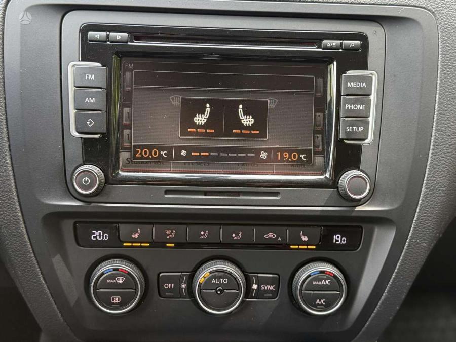 Yellow Volkswagen Jetta 2015 in Alytus, with an engine capacity of 1.97 L and mileage of 255 thousand km for 6499 €, photo 34 on AUTOMOTO.COM.LV