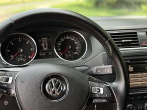 Yellow Volkswagen Jetta 2015 in Alytus, with an engine capacity of 1.97 L and mileage of 255 thousand km for 6499 €, photo 38 on AUTOMOTO.COM.LV