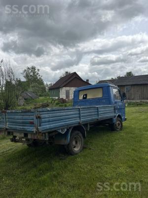 Blue Volkswagen LT 1991 in Aizkraukle, with an engine capacity of 2.40 L and mileage of 320 thousand km for 700 €, photo 3 on AUTOMOTO.COM.LV