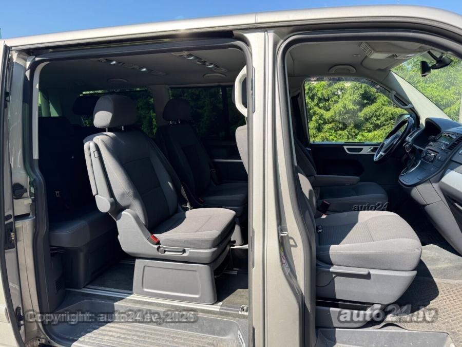 Smilšu krāsa Volkswagen Multivan 2012 Tallina, ar dzinēja tilpumu 2.00 L un nobraukumu 239 tūkst. km par 13900 €, foto 10 vietnē AUTOMOTO.COM.LV