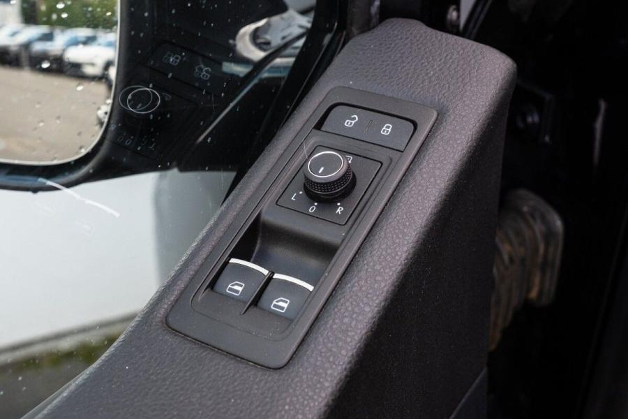 Melns Volkswagen Multivan 2018 Rīga, ar dzinēja tilpumu 2.00 L un nobraukumu 212 tūkst. km par 27950 €, foto 15 vietnē AUTOMOTO.COM.LV