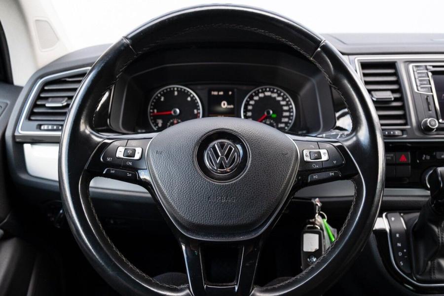 Melns Volkswagen Multivan 2018 Rīga, ar dzinēja tilpumu 2.00 L un nobraukumu 212 tūkst. km par 27950 €, foto 17 vietnē AUTOMOTO.COM.LV