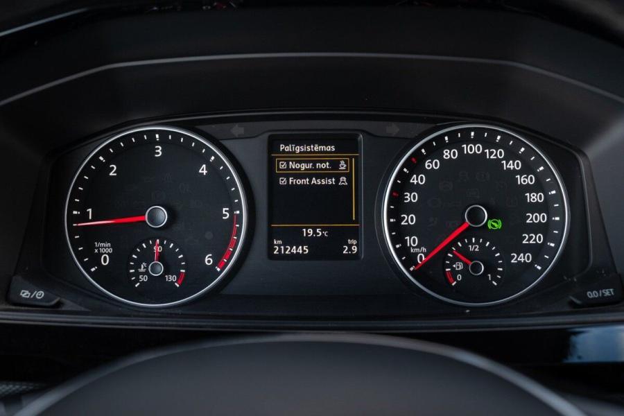 Melns Volkswagen Multivan 2018 Rīga, ar dzinēja tilpumu 2.00 L un nobraukumu 212 tūkst. km par 27950 €, foto 18 vietnē AUTOMOTO.COM.LV