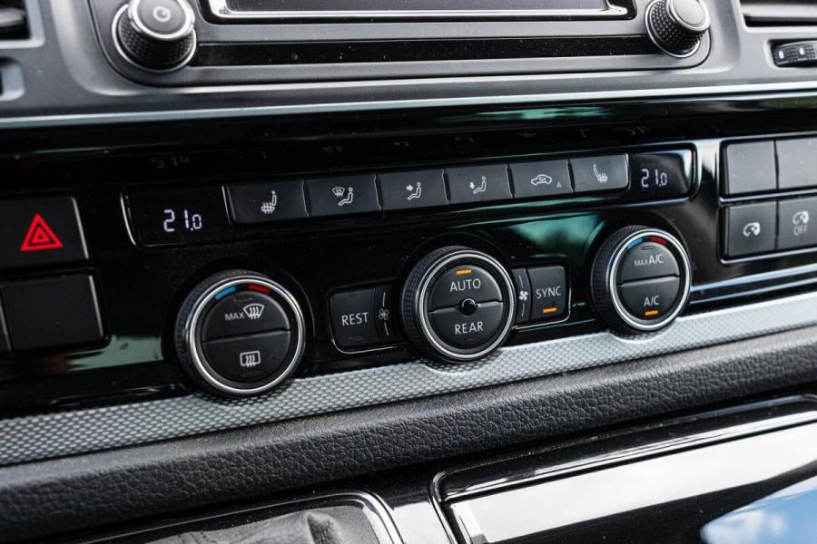 Melns Volkswagen Multivan 2018 Rīga, ar dzinēja tilpumu 2.00 L un nobraukumu 212 tūkst. km par 27950 €, foto 21 vietnē AUTOMOTO.COM.LV
