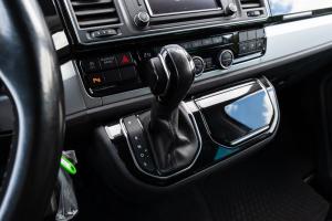 Melns Volkswagen Multivan 2018 Rīga, ar dzinēja tilpumu 2.00 L un nobraukumu 212 tūkst. km par 27950 €, foto 23 vietnē AUTOMOTO.COM.LV