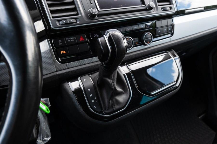 Melns Volkswagen Multivan 2018 Rīga, ar dzinēja tilpumu 2.00 L un nobraukumu 212 tūkst. km par 27950 €, foto 23 vietnē AUTOMOTO.COM.LV