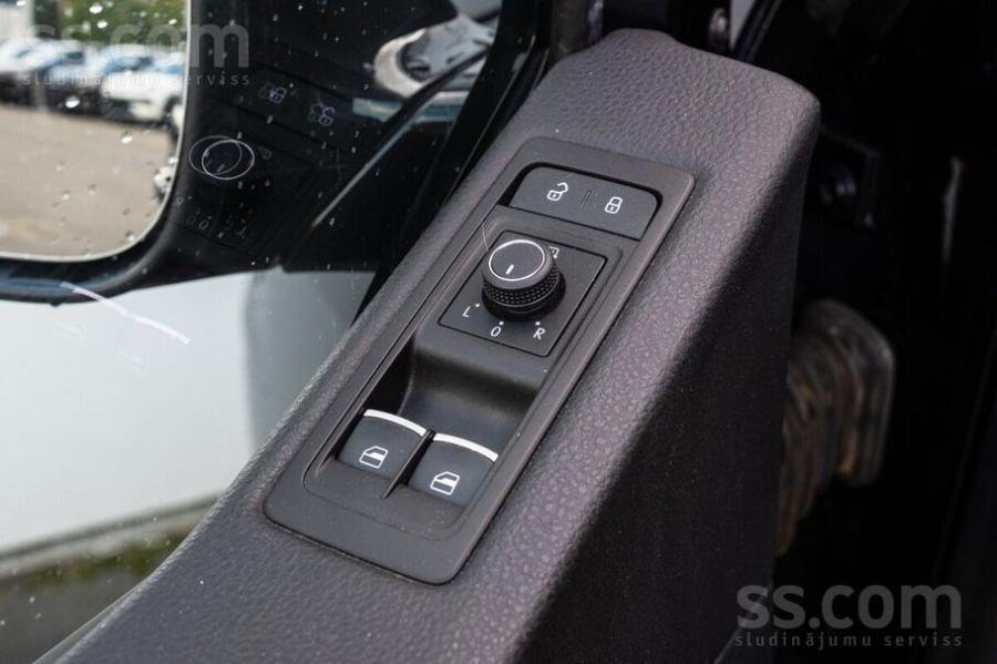 Black Volkswagen Multivan 2018 in Riga, with an engine capacity of 2.00 L and mileage of 212 thousand km for 27950 €, photo 15 on AUTOMOTO.COM.LV