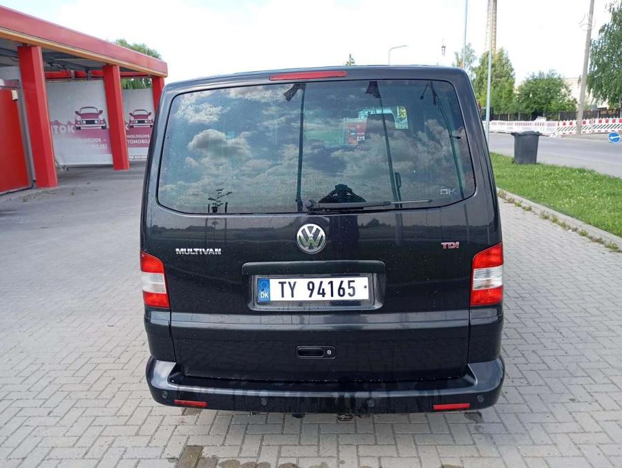 Melns Volkswagen Multivan 2005 Šakiai, ar dzinēja tilpumu 2.46 L un nobraukumu 284 tūkst. km par 7900 €, foto 13 vietnē AUTOMOTO.COM.LV