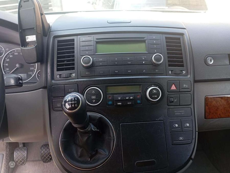 Melns Volkswagen Multivan 2005 Šakiai, ar dzinēja tilpumu 2.46 L un nobraukumu 284 tūkst. km par 7900 €, foto 16 vietnē AUTOMOTO.COM.LV